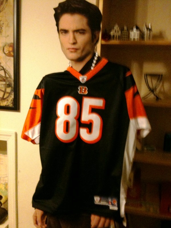 ocho-cinco-3-edward-mullen - FamousDC